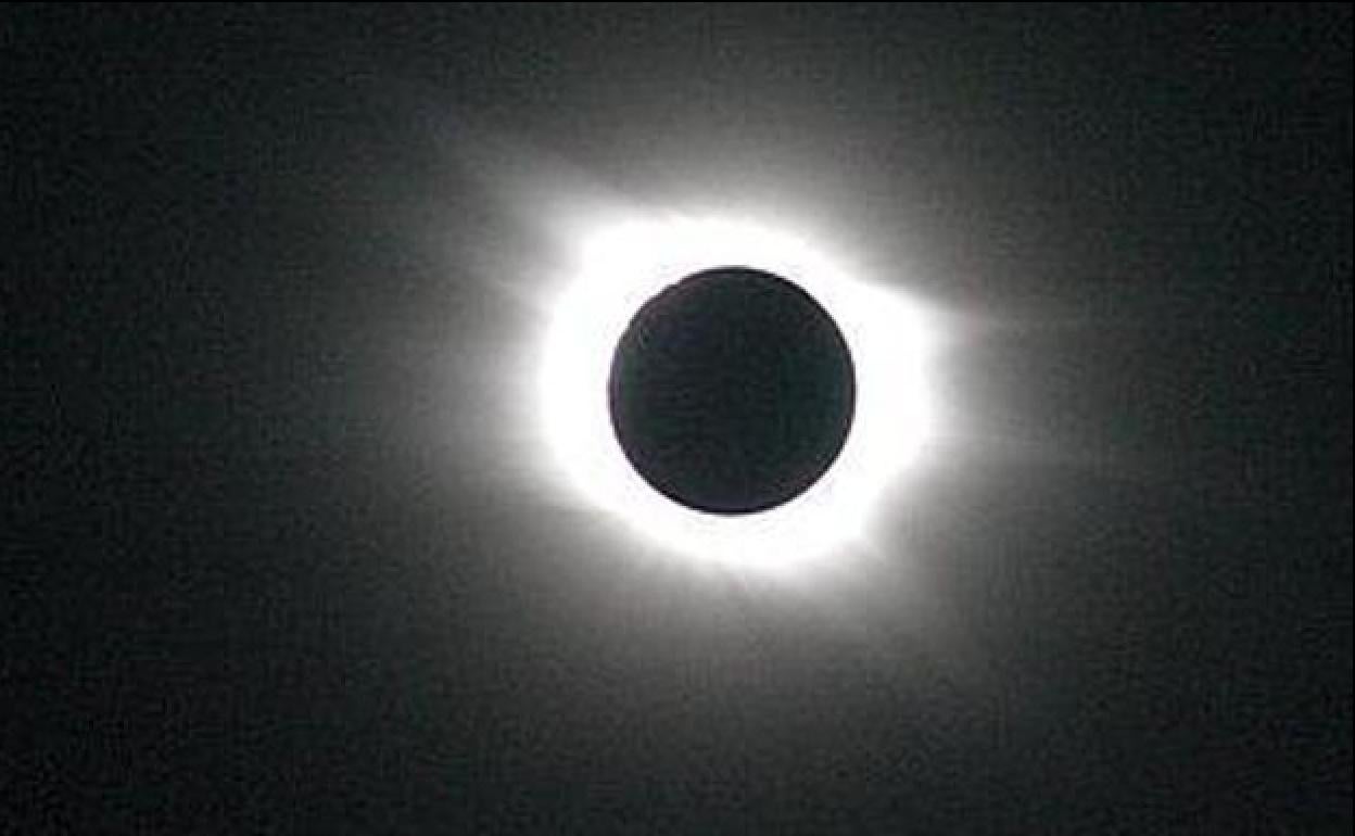 Eclipses 2023: fechas, tipos y dónde ver cada eclipse en España | El Correo